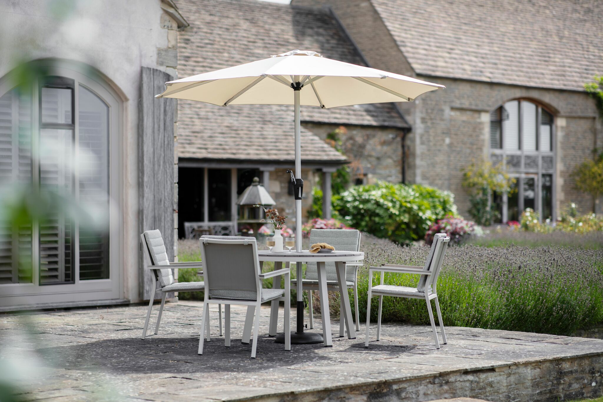 Bramblecrest Zurich 4 Seat Round Dining Set with Parasol & Base ...